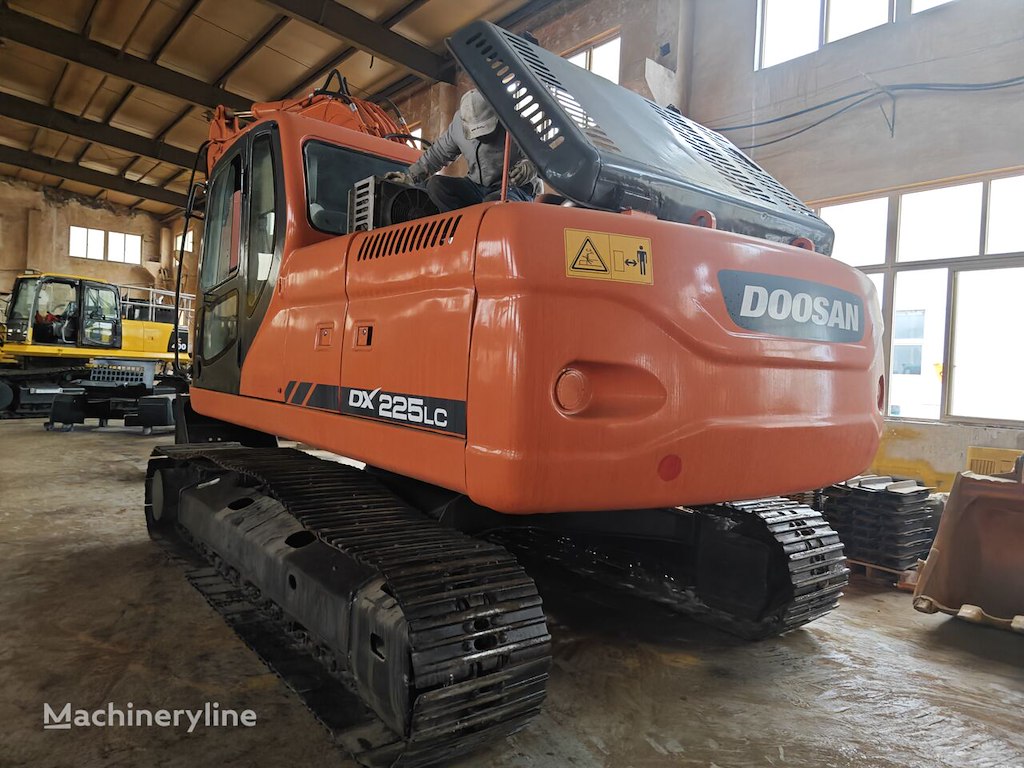 Doosan DX225 bager guseničar