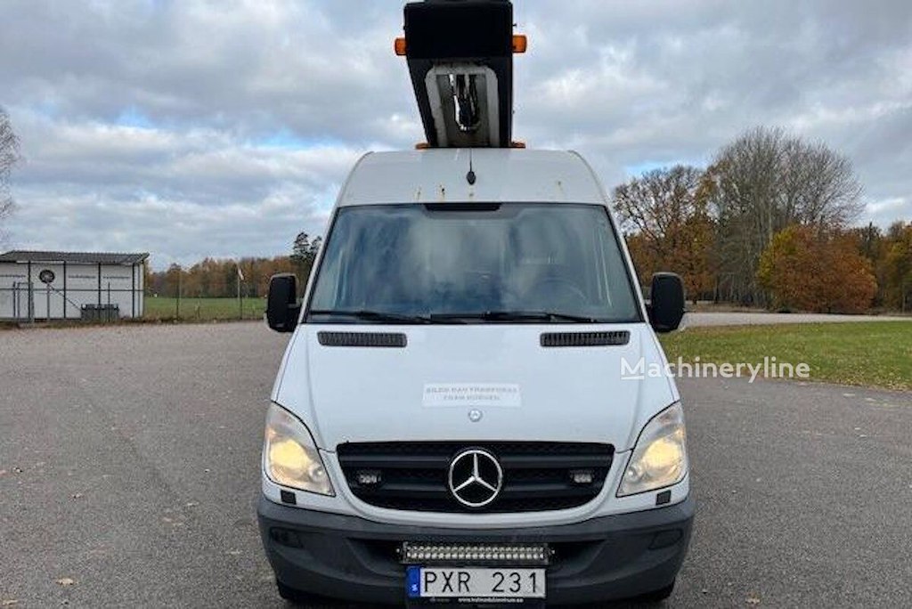 Prodaje se Mercedes-Benz Sprinter auto dizalicu s korpom na aukciji