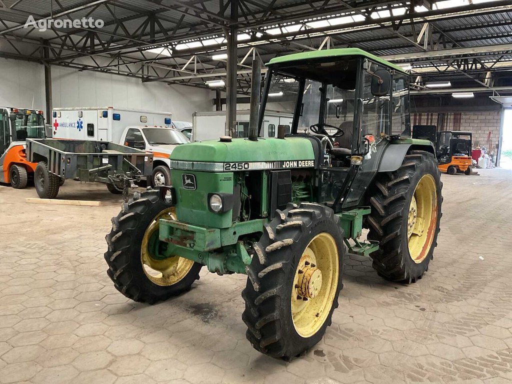 Prodaje se John Deere 2450A traktor točkaš na aukciji