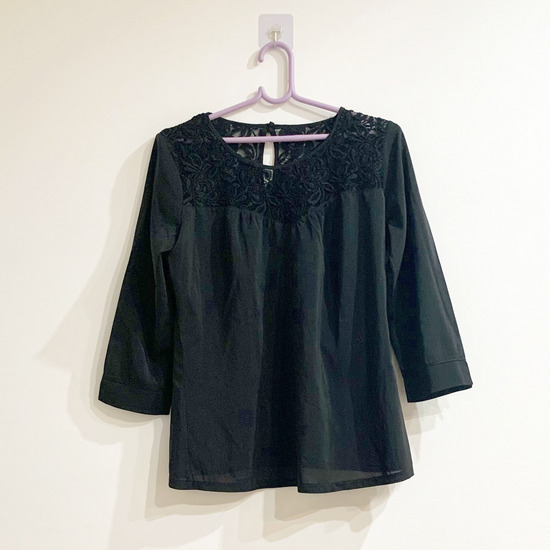 491. Katrin crna svecana bluza majica