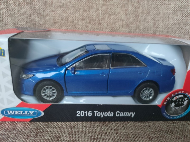 Toyota Camry - Metalni autić