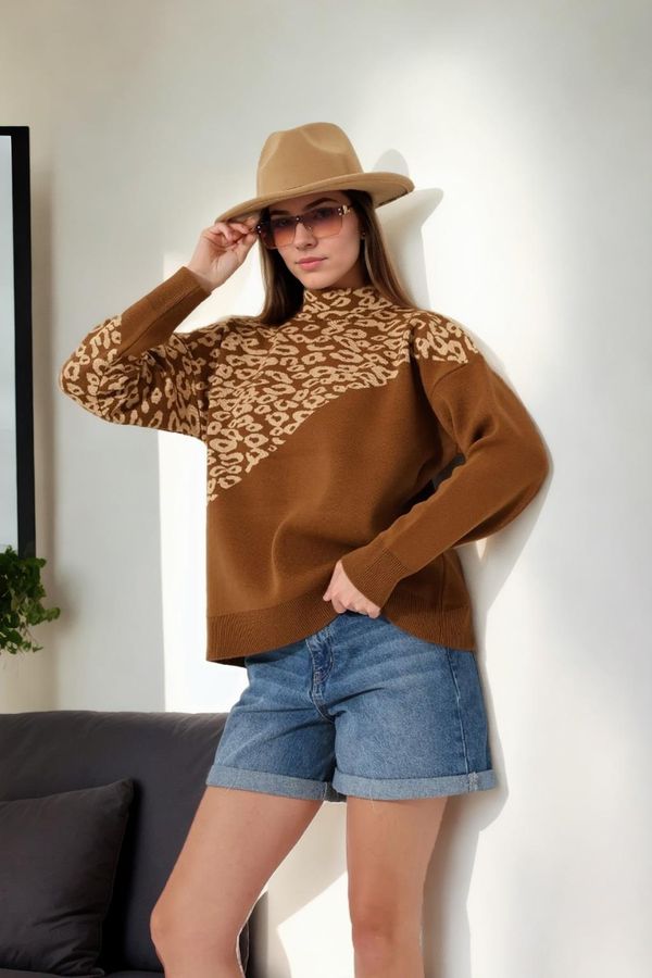 90315 DEWBERRY HALF TURTLENECK LEOPARD WOMENS SWEATER-BROWN