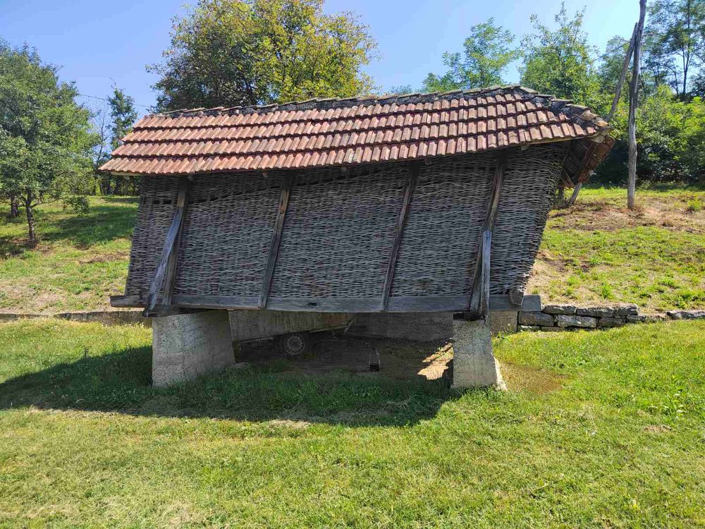 Salaš (čardak) pleteni