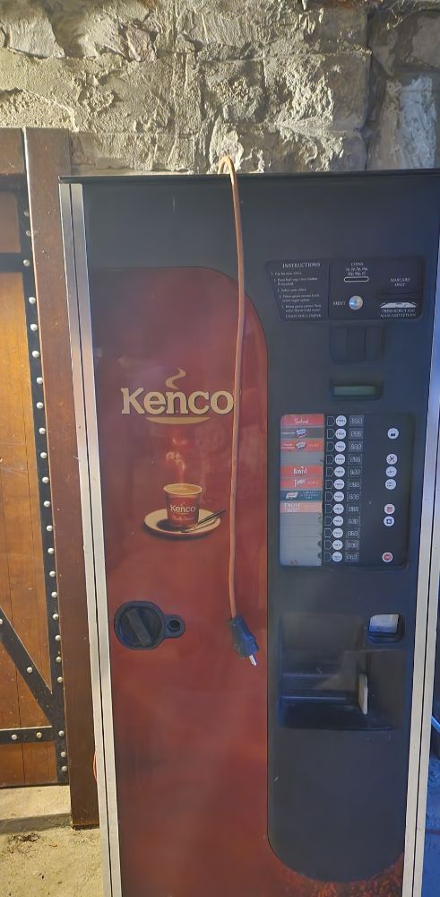 Prodajem „Vending Kenco“ aparat za samoposluživanje kafe i napitaka