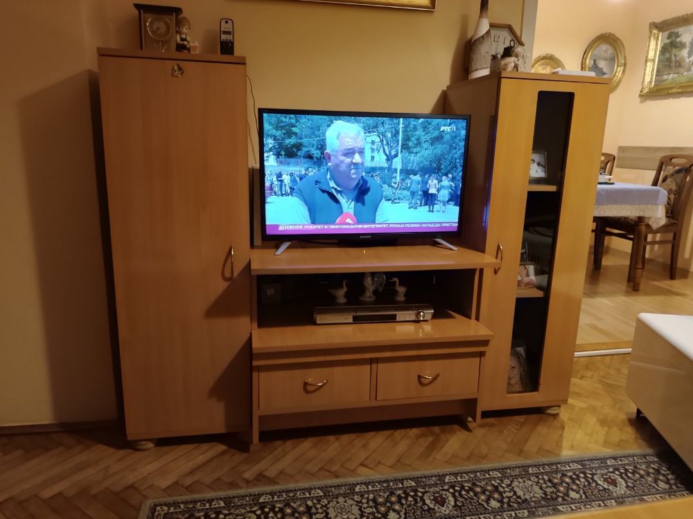 prodaje se tv komoda sa stolom za dnevni boravak