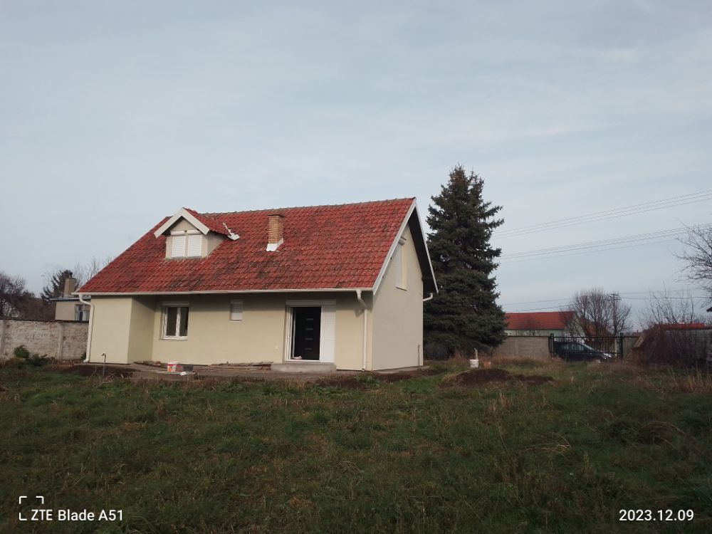 Surduk (Između Belegiša i Slankamena), na glavnom putu 300 m pre crkve iz pravca Belegiša sa leve strane uz Lastinu bus stanicu, struja, voda, omalterisana, doveden gas, izgrađena ćuprija, klizna ...