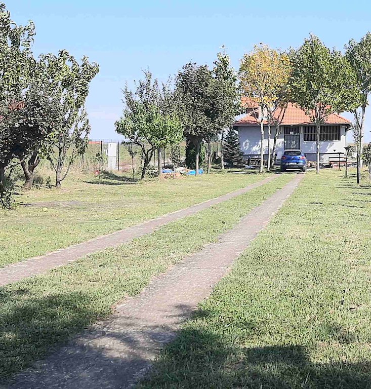 Kuća od 140m2 na placu od 2500m2