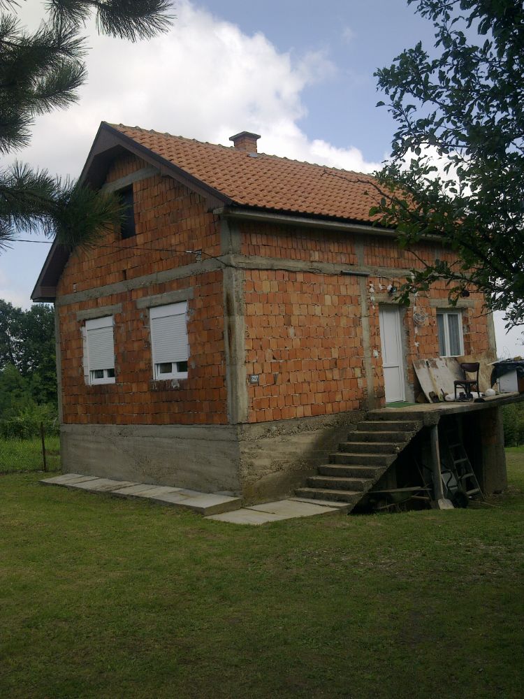 Prodajem kucu sa zemljistem lokacija BABE(Sopot)