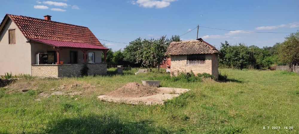 Prodajem kucu sa placem i pomocnim objektima 43ara