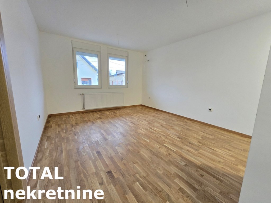 PETROVARADIN - CENTAR - 34. 00 m2