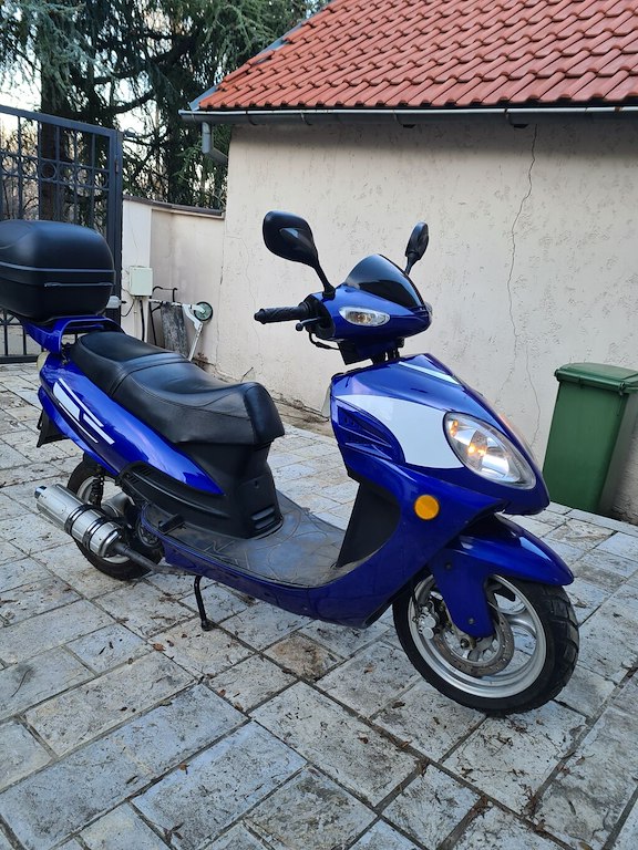 Yiben 50 2014 godiste.Motor sam kupio od prvog vlasnika presao svega