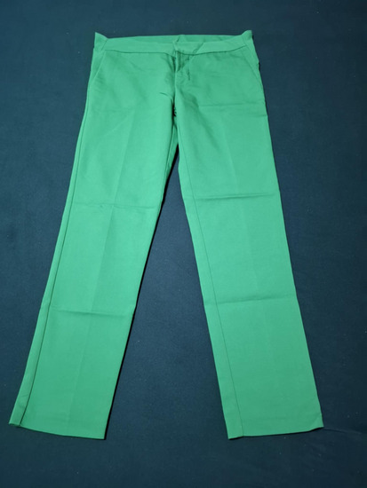 Zelene pantalone na peglu