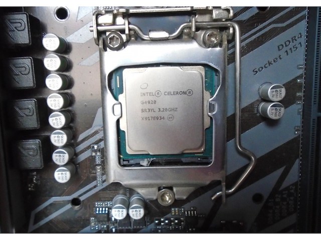 Intel G4920 (osma gen Intela)