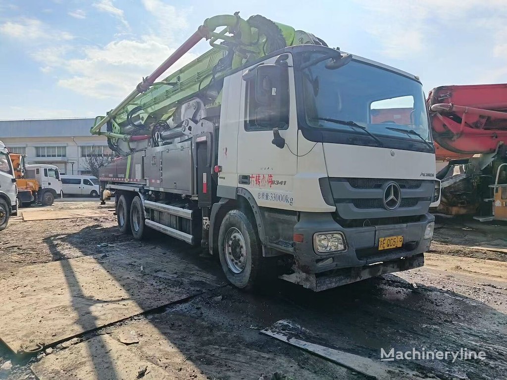 Zoomlion 49m na šasiji Mercedes-Benz pumpa za beton