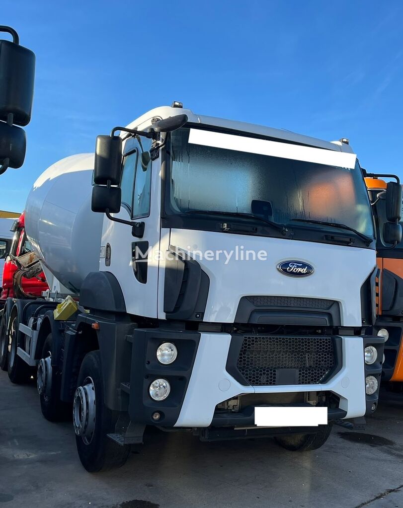 Ford 4142M kamion s mešalicom za beton