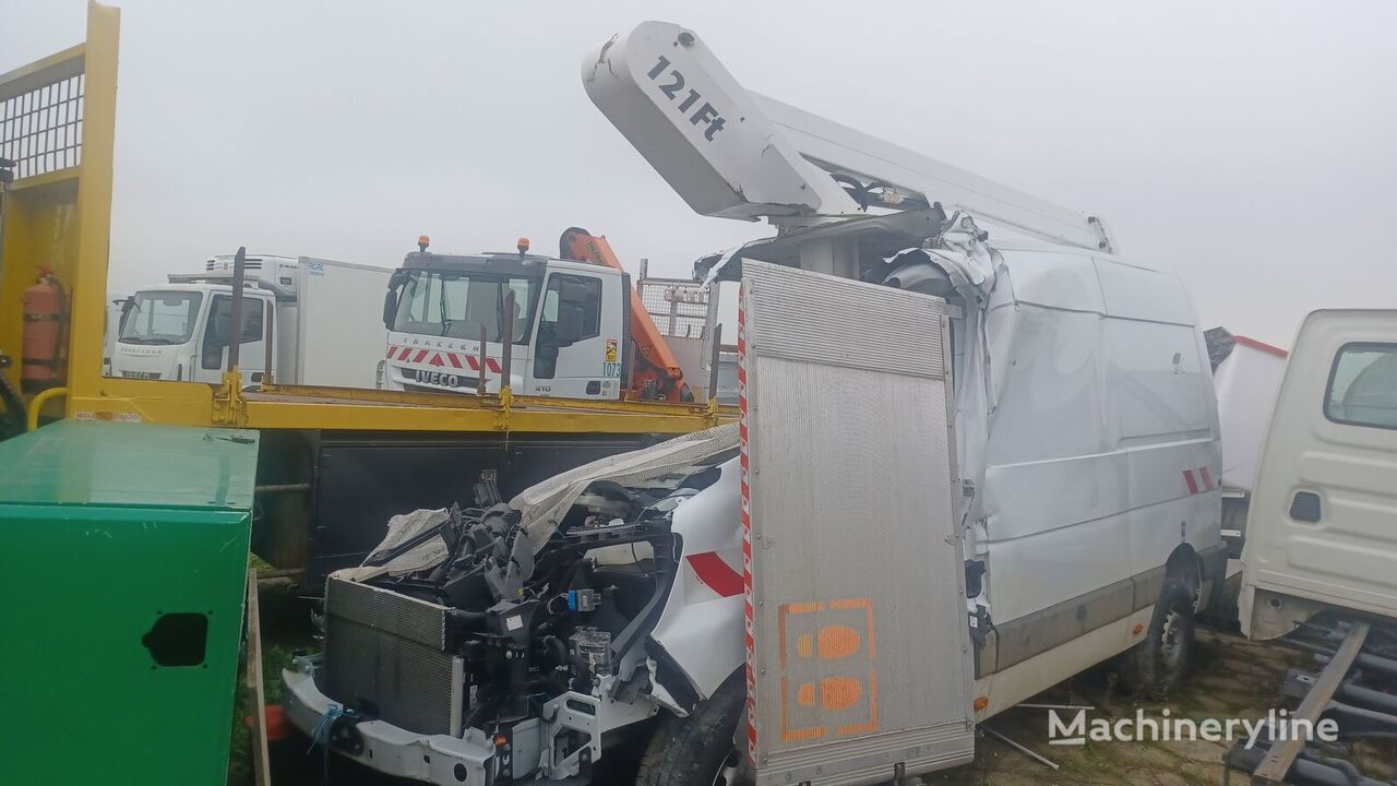 Renault auto dizalica s korpom po rezervnim delovima