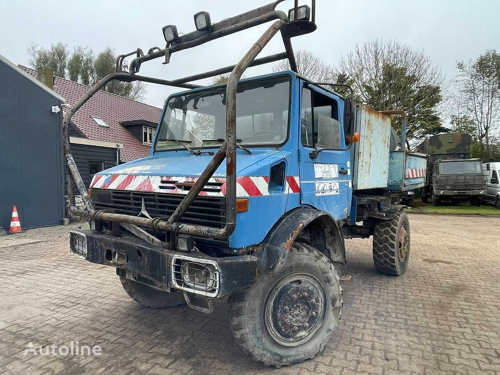 Prodaje se Mercedes-Benz Unimog 435 kamion s ravnom platformom na aukciji