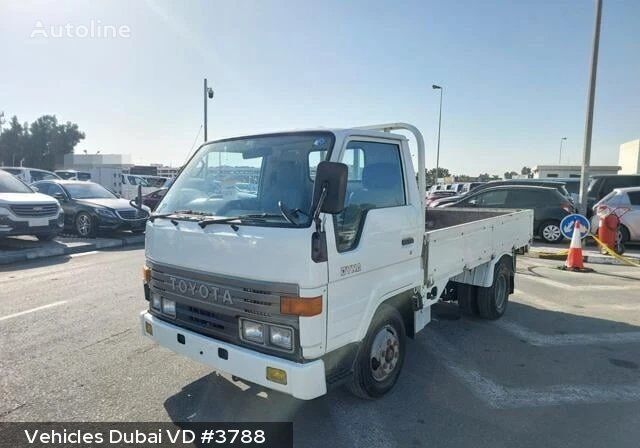 Toyota DYNA kamion s ravnom platformom