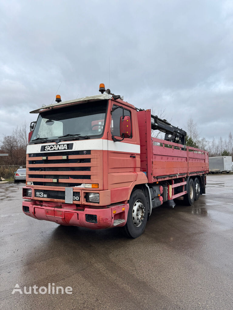 Scania 113M kamion s ravnom platformom