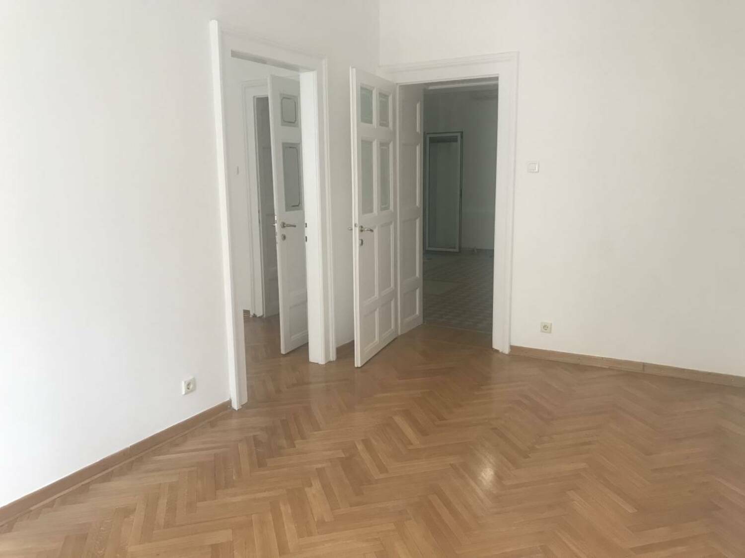 Izdavanje renoviranog 4.0 salonskog stana u centru Beograda – 69 m², poslovn