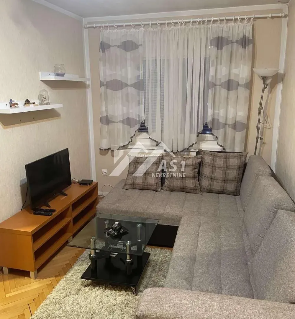 Izdavanje, petosoban stan, 40m2, Centar, Novi Sad