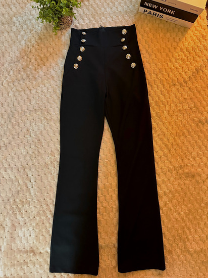 Elegantne crne pantalone