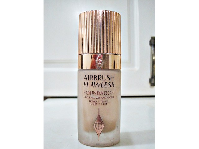 Charlotte Tilbury Airbrush Flawless tečni puder