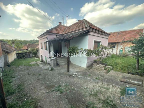 Na prodaju kuća sa pomoćnim objektima u Senju