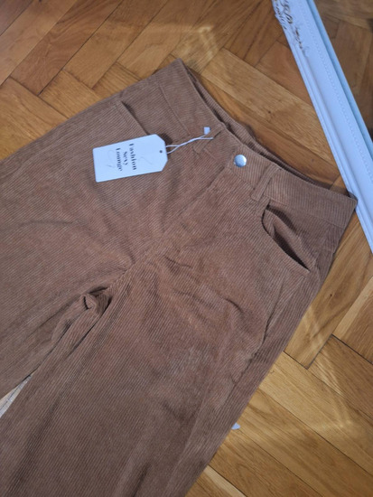 Nove prelepe somot pantalone sa etiketom