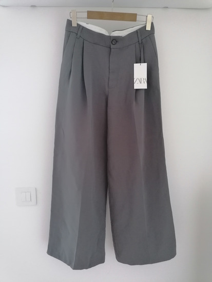 Nove sa etiketom pantalone sada 2000 dinara