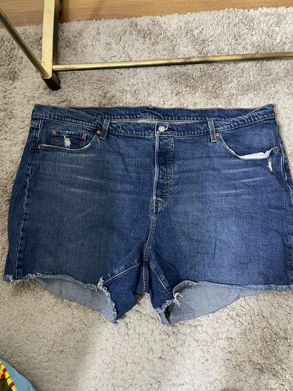 Original Levis sorts za punije dame