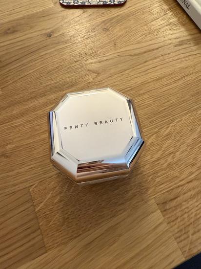 Fenty beauty translucent puder u prahu