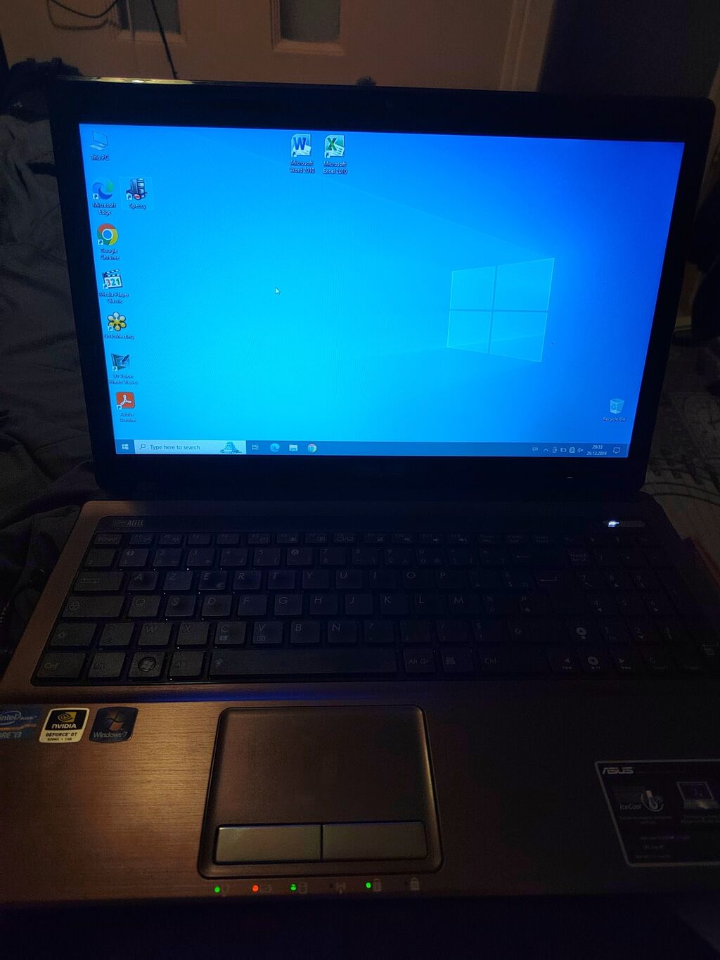 Asus laptop u lepom stanju radi lepo i posle nekog vremena se ugasi