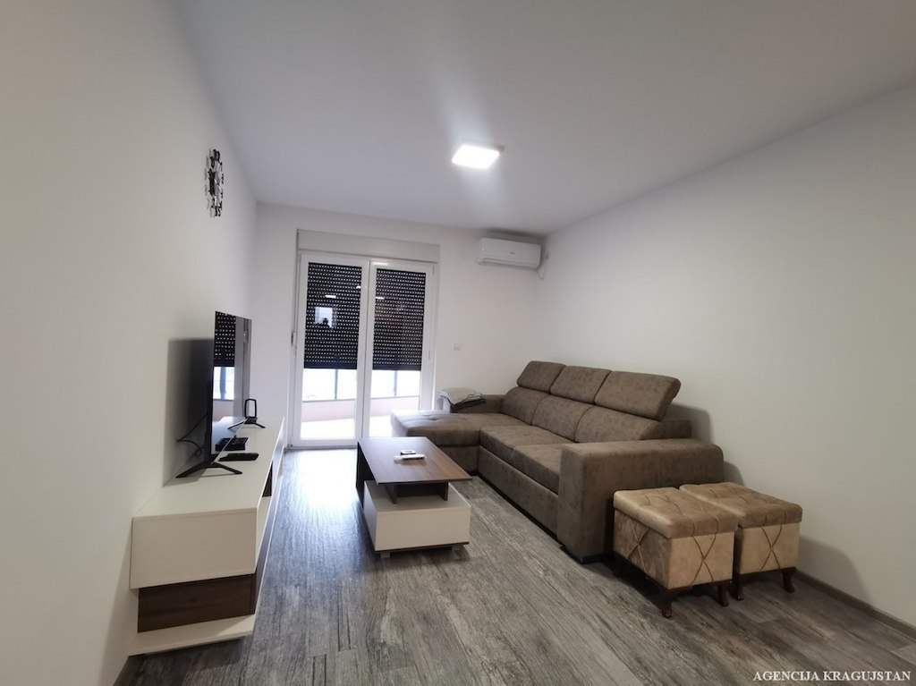 Izdavanje, Stan, 61. 00m2 , Centar