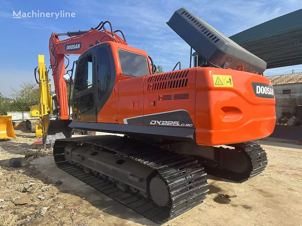 Doosan DX225 bager guseničar