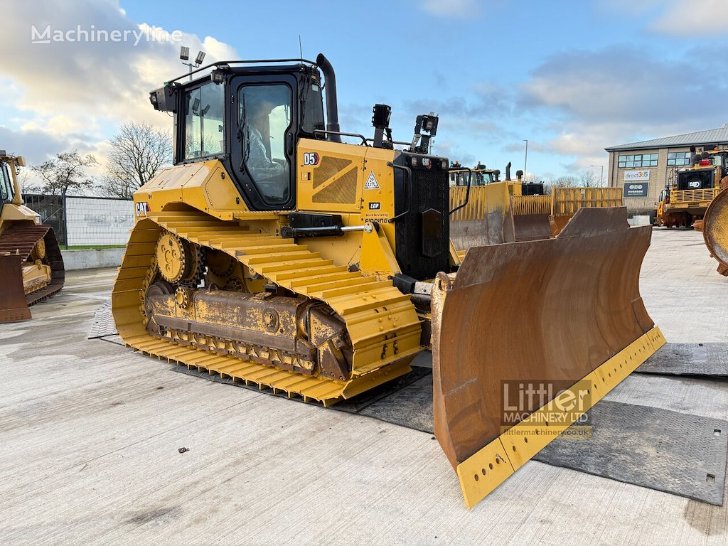 Caterpillar D5 buldožer