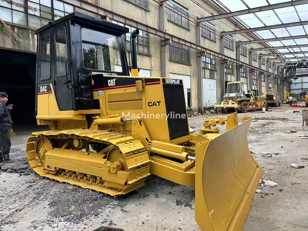 Caterpillar D4 buldožer