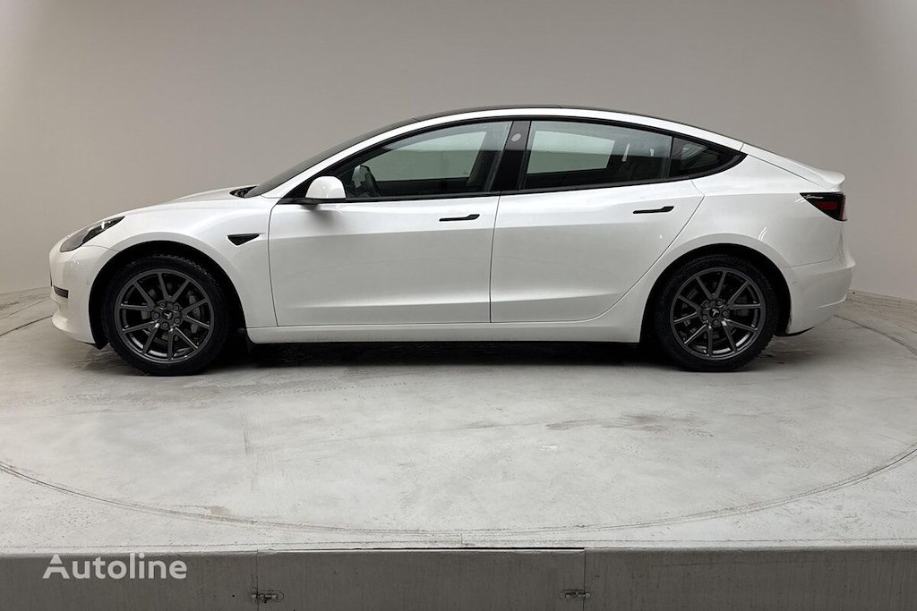 Prodaje se Tesla Model 3 sedan na aukciji