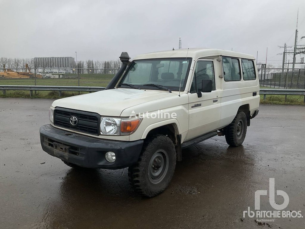 Prodaje se Toyota LAND CRUISER 78 terenac na aukciji