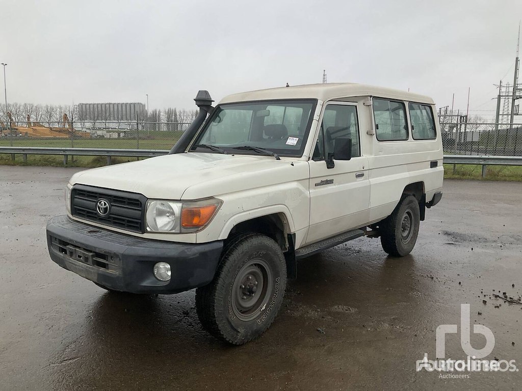 Prodaje se Toyota LAND CRUISER 78 terenac na aukciji