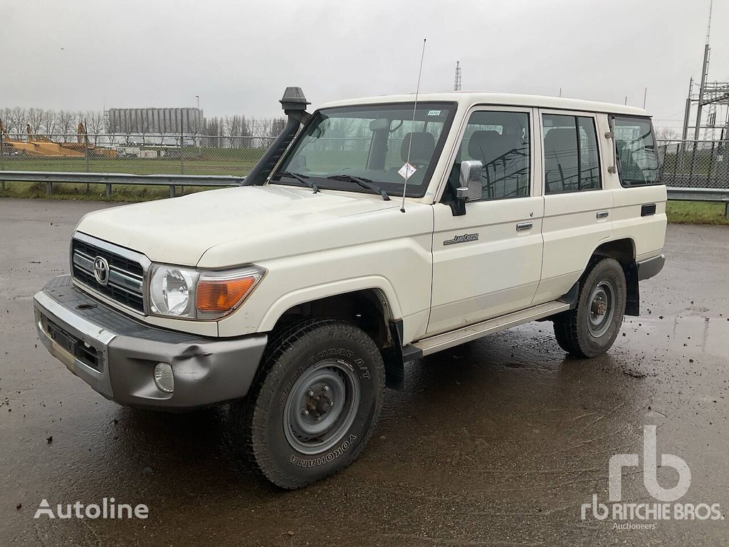 Prodaje se Toyota LAND CRUISER 78 terenac na aukciji