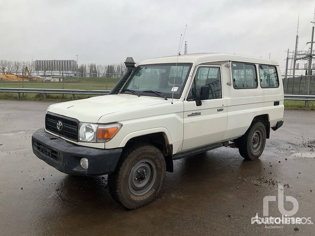 Prodaje se Toyota LAND CRUISER 78 terenac na aukciji