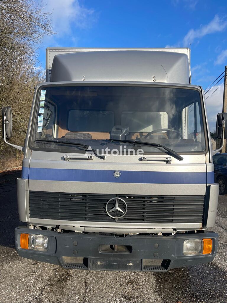 Mercedes-Benz 814 + compartment accommodation 2 beds kamion za prevoz konja