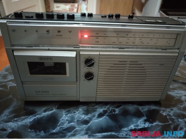 Radio kasetofon KR 660