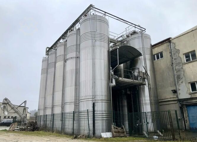 66 m3 (40 + 26 m3)
Two-chamber stainless steel tank