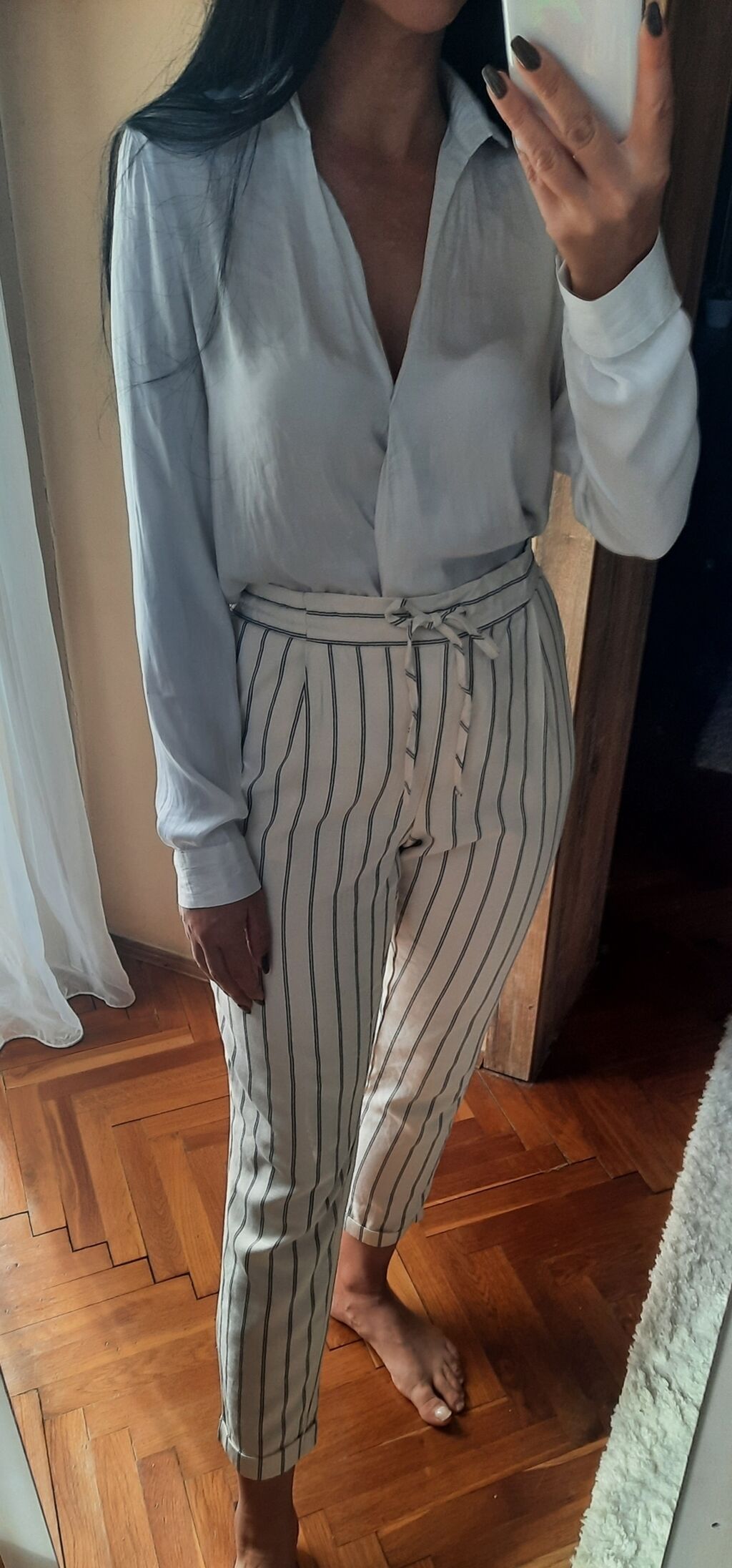 Pantalone duboke na prugice do članka Opis: U "prljavo beloj boji "