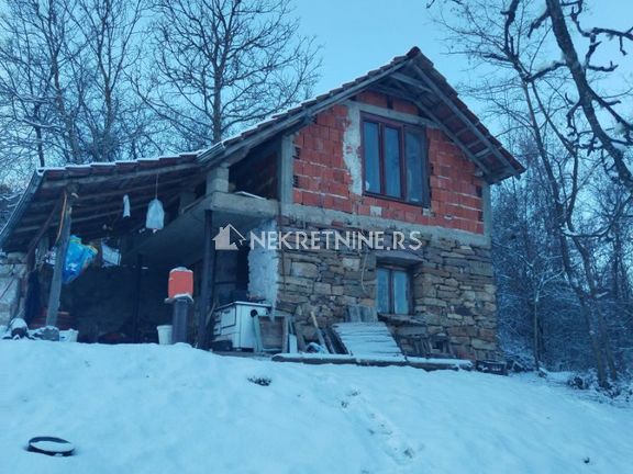 Stara planina Vikendica na prodaju sa dva placa ukupne površine 22 ara.