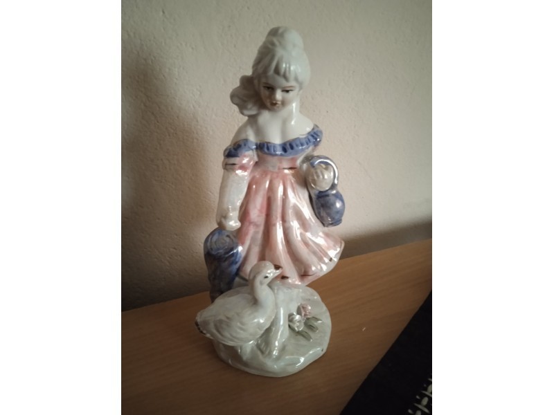 PORCELANCKA FIGURA