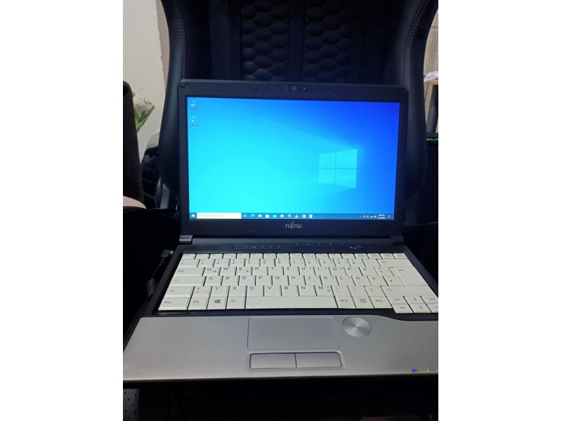 Fujitsu S792 i5 3320m kompletan ispravan ocuvan