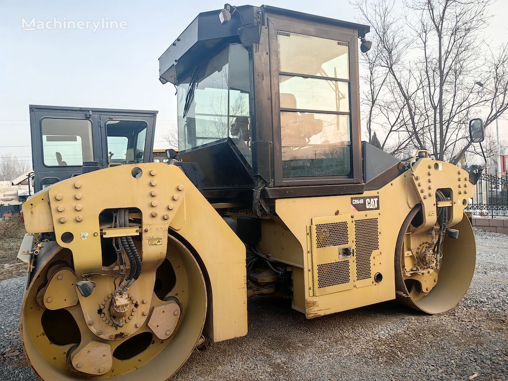 Caterpillar CB64B valjak za asfalt